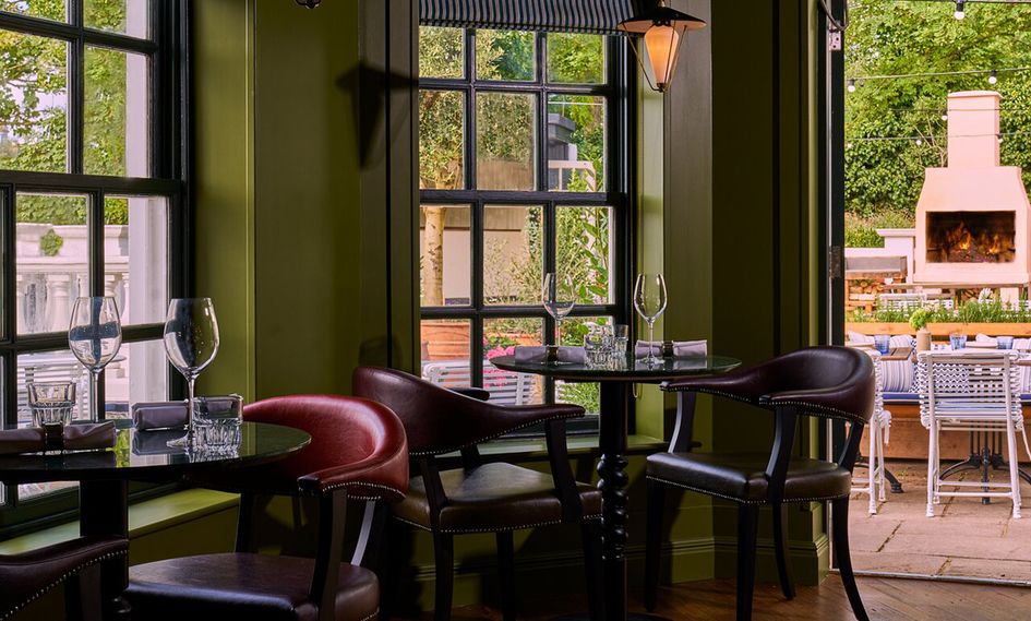 The Mitre Hampton Court in East Molesey, England